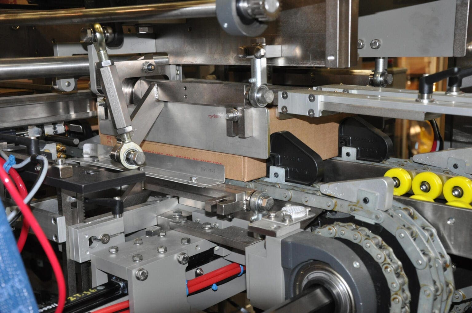 Axiom™ IM Case & Tray Packer | Products | Douglas Machine